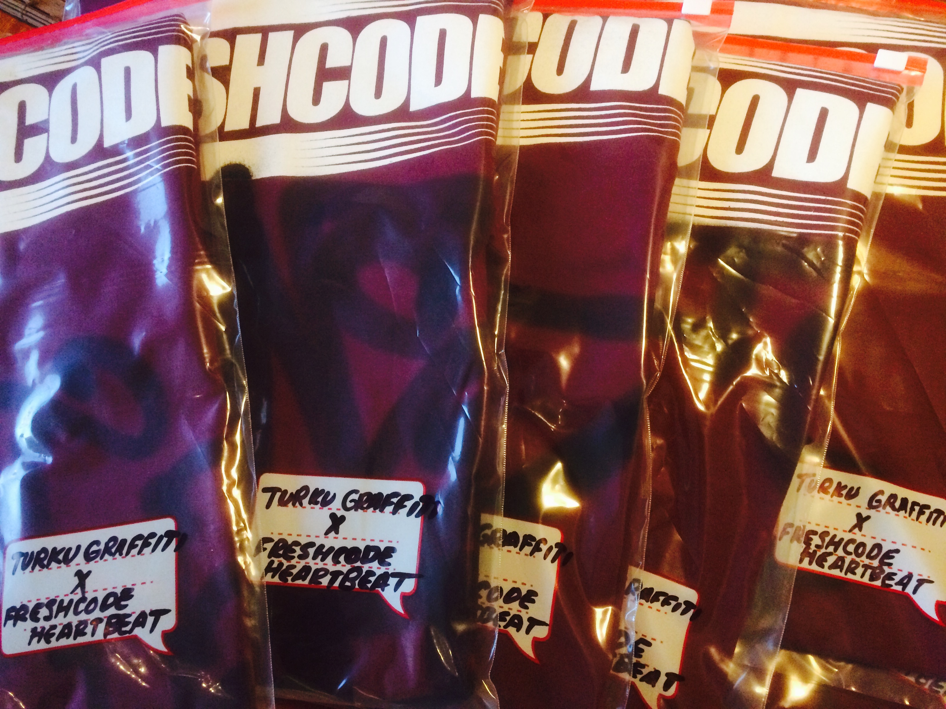 Turku Graffiti X Freshcode Heartbeat - taiteilijoiden kustomoimat t-paidat myynnissä | Freshcode.fi